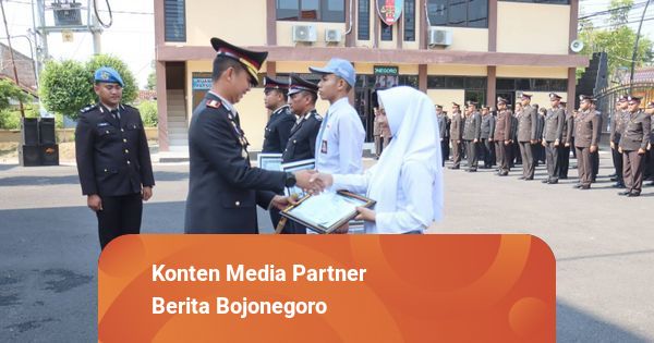 Kapolres Bojonegoro Beri Penghargaan pada Pelajar Berprestasi ... Kapolres Bojonegoro Beri Penghargaan pada Pelajar Berprestasi ...